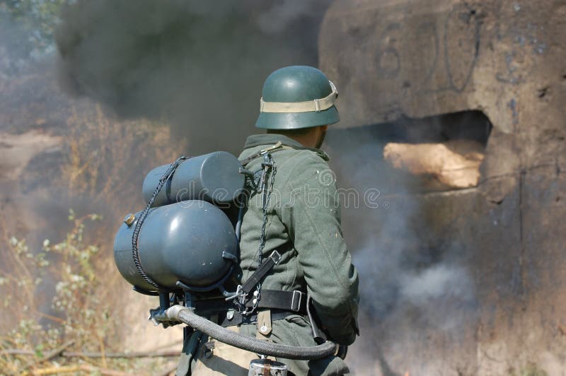 Duitse Militair Met Vlammenwerper Stock Afbeelding - Image of brandwond ...