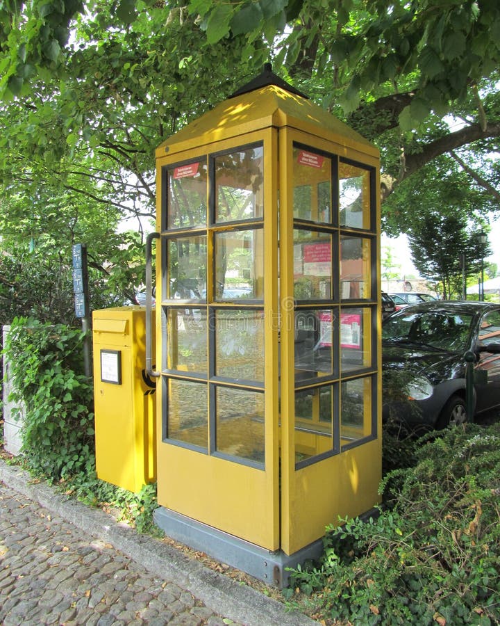 Typische Rode Engelse Telefooncel in Het Park Stock Foto - Image of ...