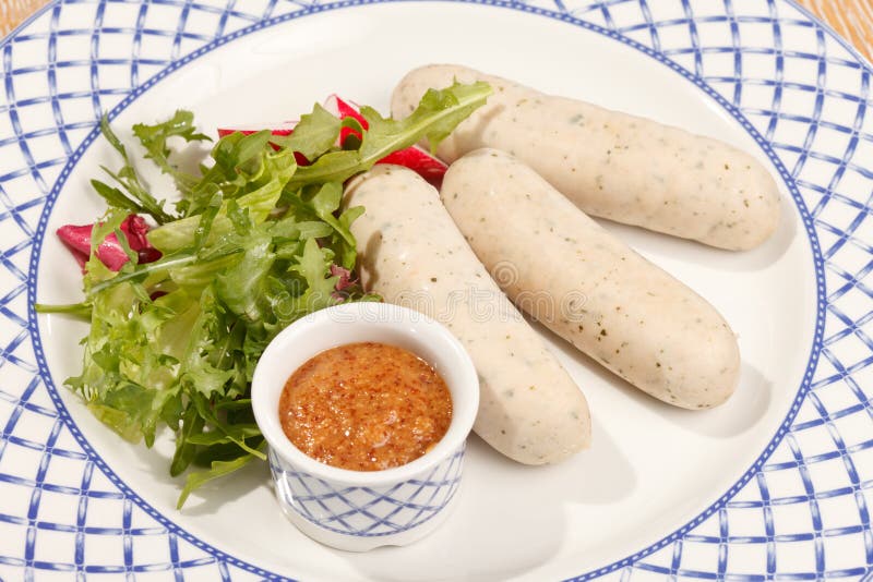 Duitse worsten stock afbeelding. Image of vlees, saus - 24824909