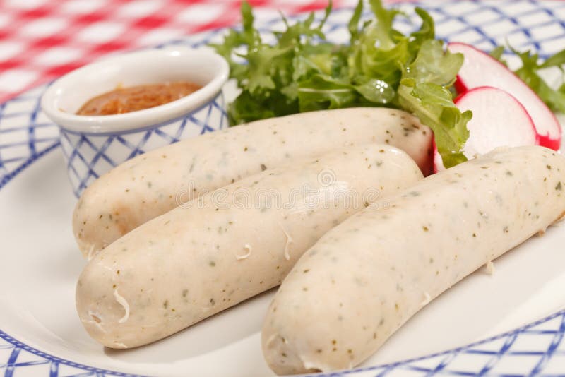 Duitse worsten stock afbeelding. Image of koken, salade - 27418725