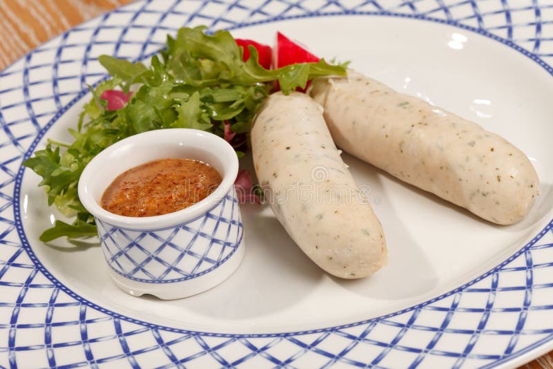 Duitse worsten stock afbeelding. Image of diner, salade - 34619661