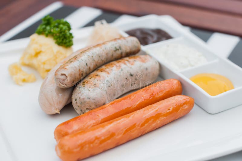 Duitse worsten stock afbeelding. Image of europa, braadworst - 6488487
