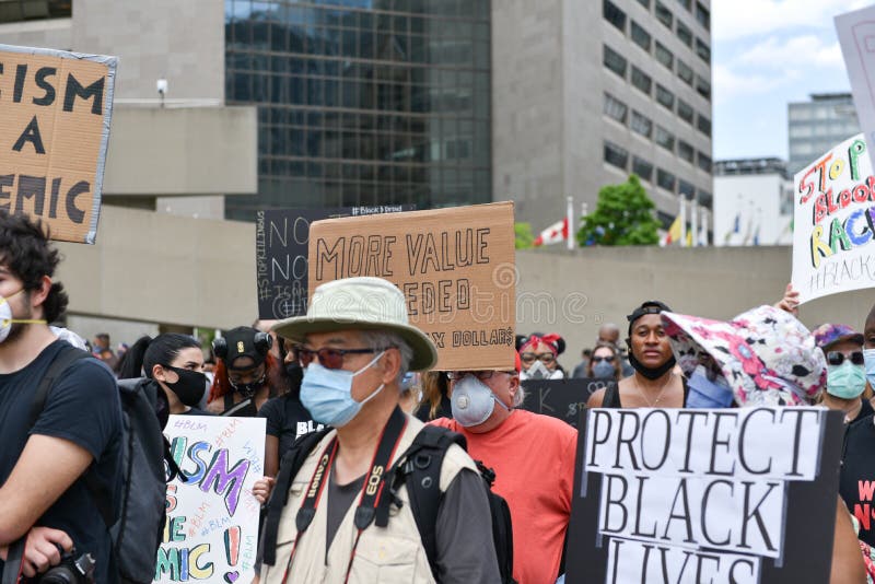 Duizenden Mensen Gingen De Straten in Toronto in Afzonderlijke ... Duizenden Mensen Gingen De Straten in Toronto in Afzonderlijke ...