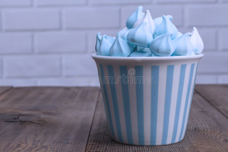Dulces azules en la tabla foto de archivo. Imagen de pasteles - 72040790