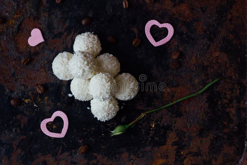 Dulces Y Tortas Blancos En Un Fondo Ligero Imagen de archivo - Imagen ...