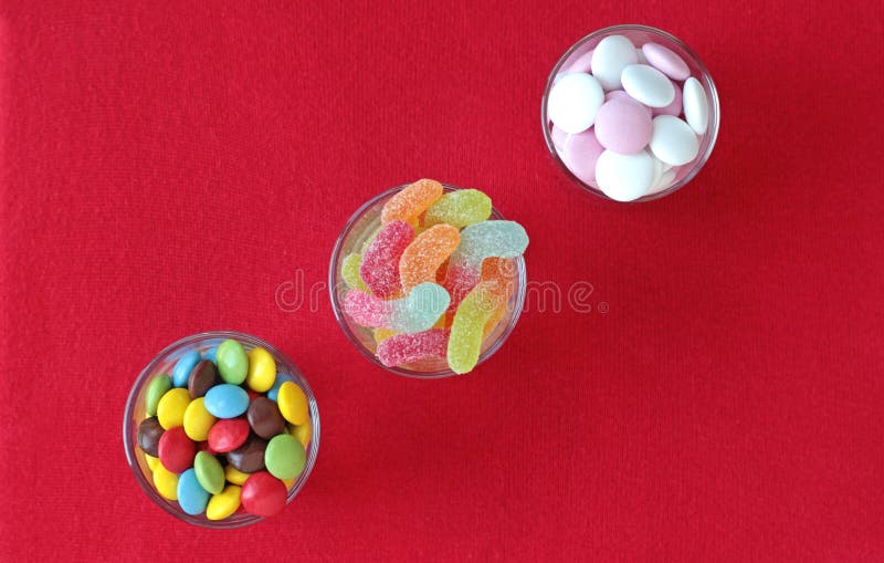 Dulces Coloreados Multi En Fondo Rojo Foto de archivo - Imagen de fondo ...
