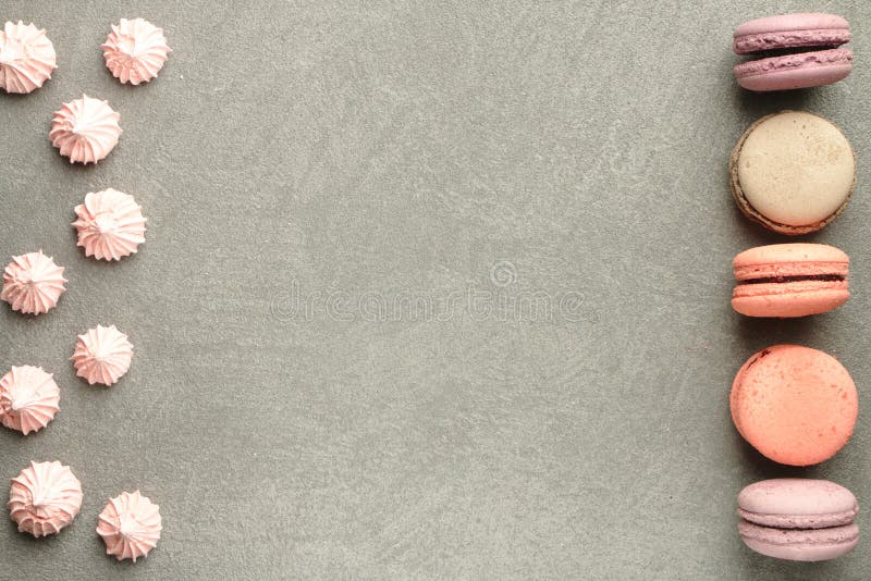 Dulces En Fondo Concreto Gris Foto de archivo - Imagen de postre ...