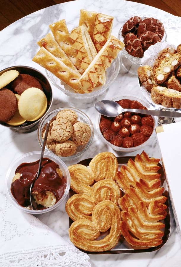 Dulces italianos imagen de archivo. Imagen de soplo, rotura - 26949127