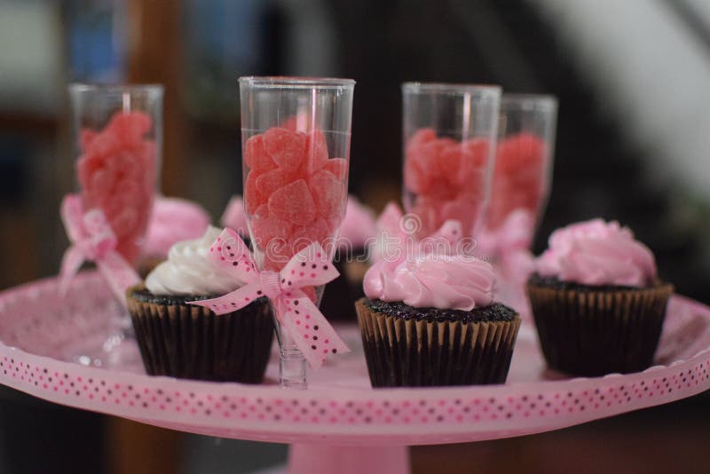 Dulces rosados deliciosos imagen de archivo. Imagen de partido - 122393173