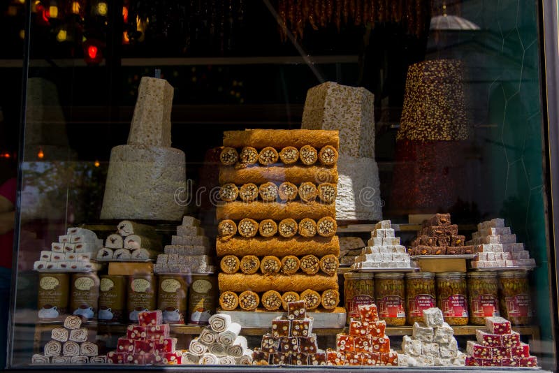 Dulces Turcos Tradicionales En El Mercado De Estambul Foto de archivo ...