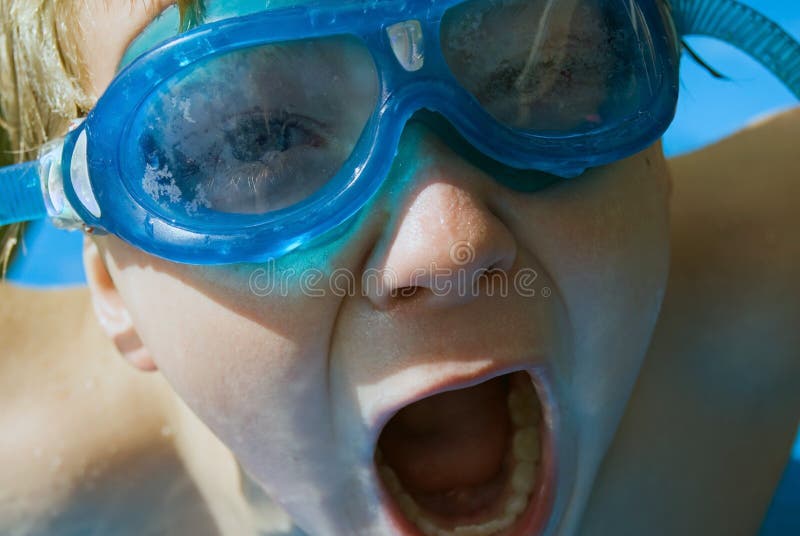 Dummer Junge Auf Einer Hin- Und Herbewegung Stockbild - Bild von jugend ...