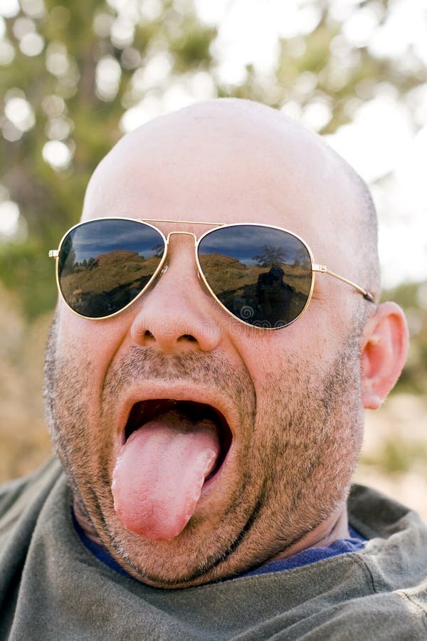 Dummer Mann, Der Heraus Seine Zunge Haftet Stockfoto - Bild von dumm ...