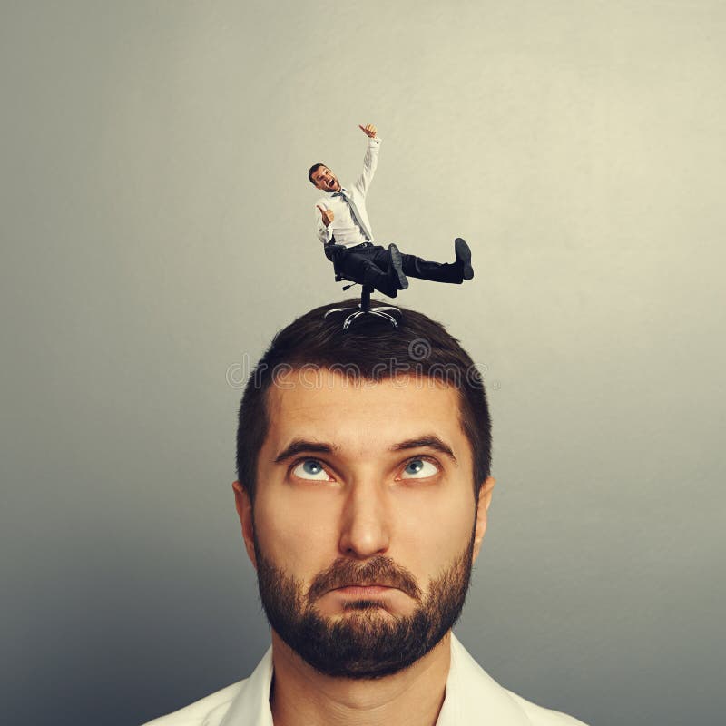 Dummer Mann Mit Kleinem Smileymann Auf Dem Kopf Stockfoto - Bild von ...