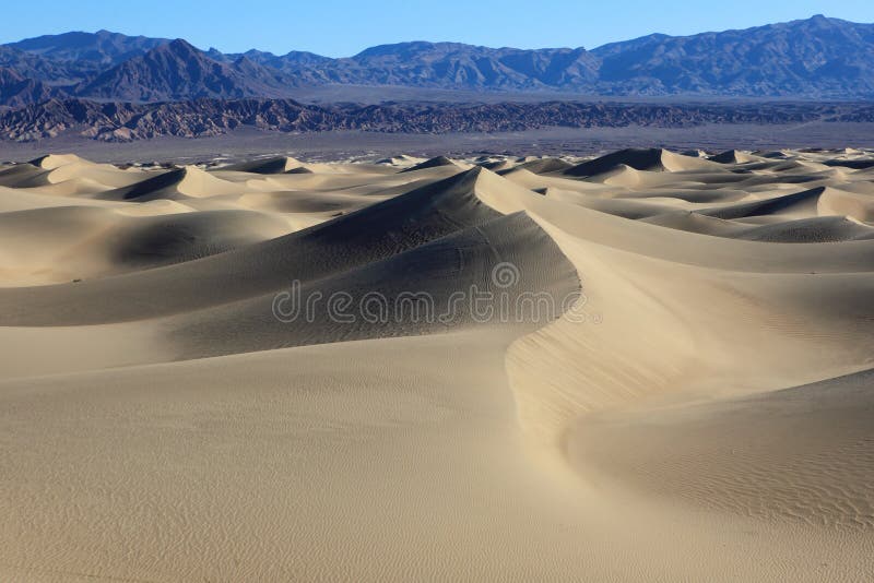 Duna de arena imagen de archivo. Imagen de viento, valle - 15491327