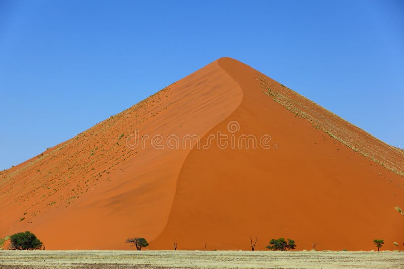 Duna grande en Namib imagen de archivo. Imagen de dunas - 39864597