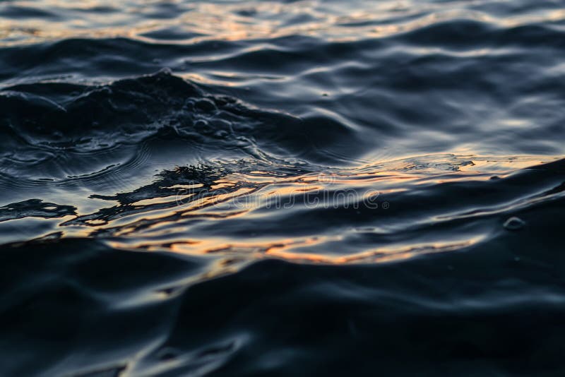 Schönes Klares Dunkelblaues Meer Stockbild - Bild von farbe, ökologie ...