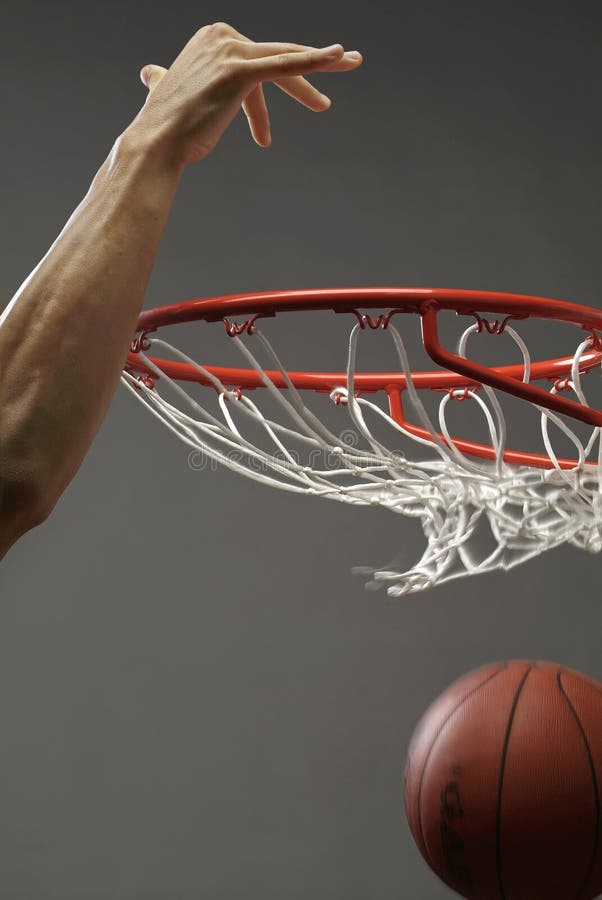 Dunking Una Pallacanestro 3 Fotografia Stock - Immagine di grigio ...