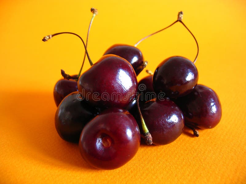 Dunkle Kirschen I stockbild. Bild von orange, kirschen, nahaufnahmen ...
