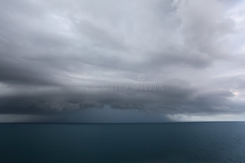 Dunkle Wolken über Meer stockfoto. Bild von flüssigkeit - 11808976