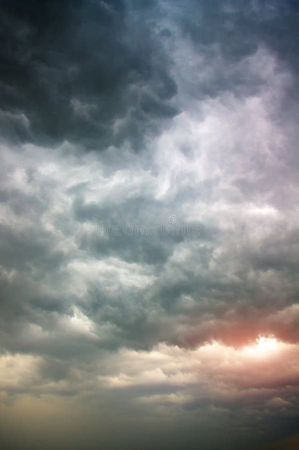 Dunkle Wolken stockfoto. Bild von sonnenaufgang, cape - 100807058