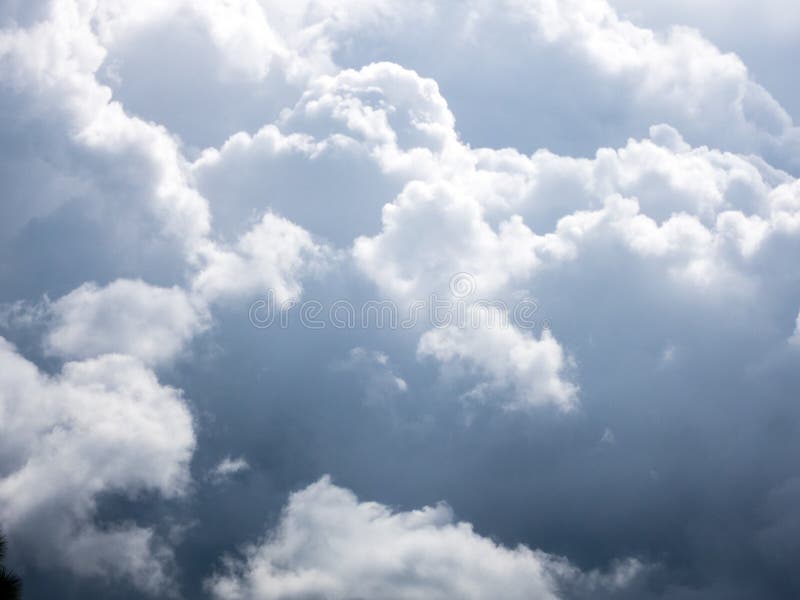 Dunkle Wolken stockfoto. Bild von gewitter, gefahr, sturm - 56935160
