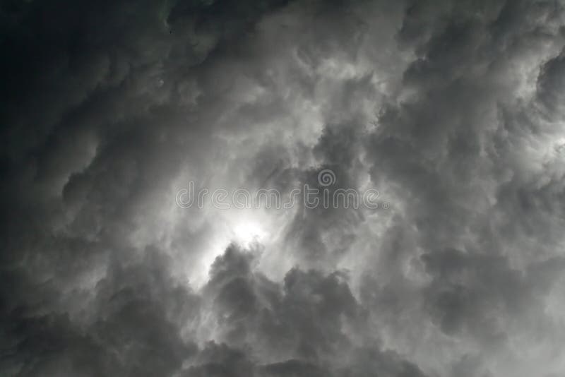 Dunkle Wolken in Einem Grauen Himmel, Der Den Sturm Bedroht Stockfoto ...
