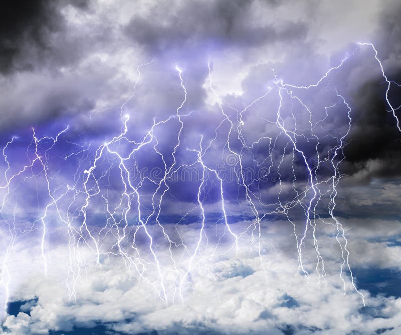 Dunkle Wolken Im Himmel Voll Des Blitzes in Einem Gewitter Stockbild ...