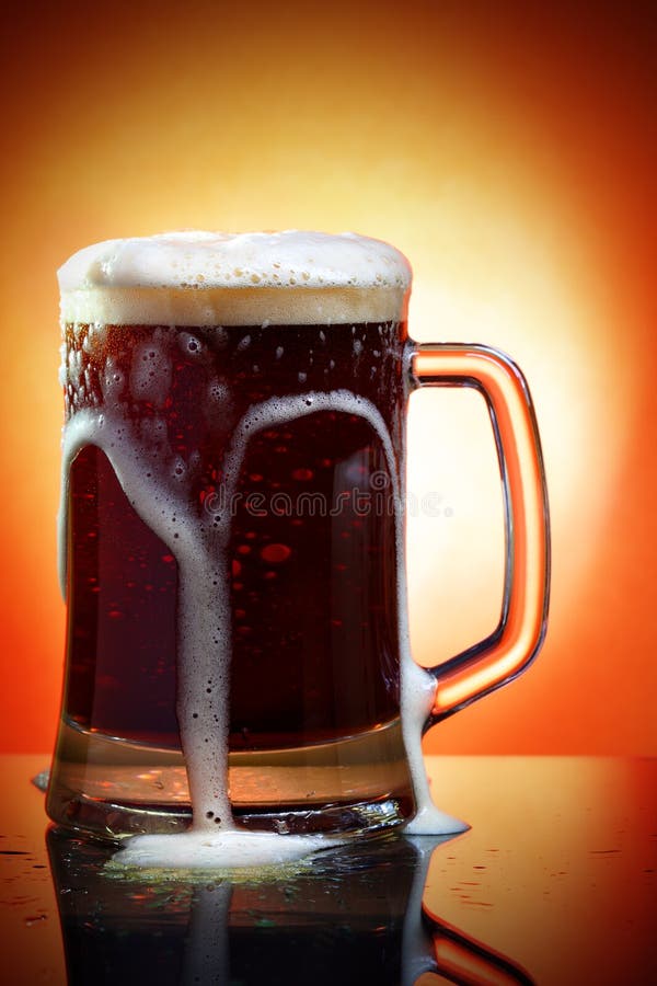 Dunkles Bier stockfoto. Bild von schaum, becher, makro - 11954642