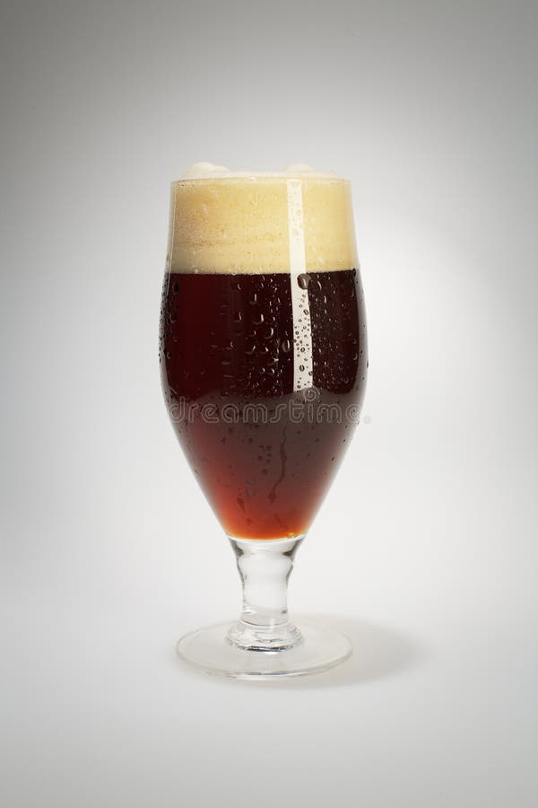 Dunkles Bier stockbild. Bild von getränk, dunkel, bitter - 8566199