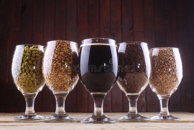 Dunkles Bier Und Bestandteile Stockfoto - Bild von malz, getränk: 67630918