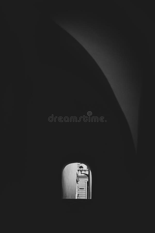 Dunkles Bild Eines Kleinen Bogengangs, Der in Einen Hellen Raum Schaut ...