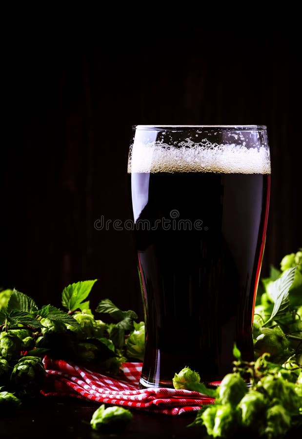 Dunkles Englisches Bier, Ale Oder Stout Wird in Glas, Dunkle Bar C ...