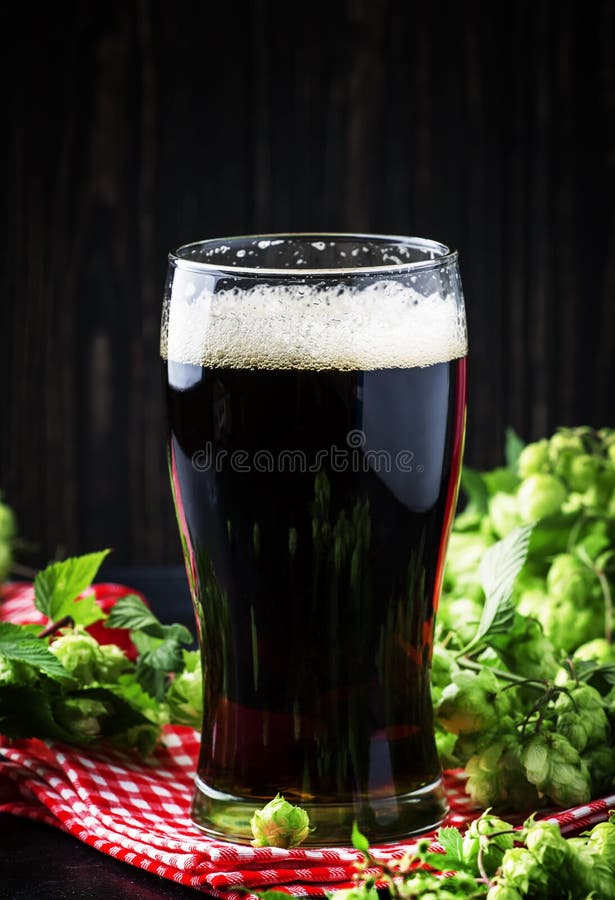 Dunkles Englisches Bier, Ale Oder Stout Wird in Glas, Dunkle Bar C ...