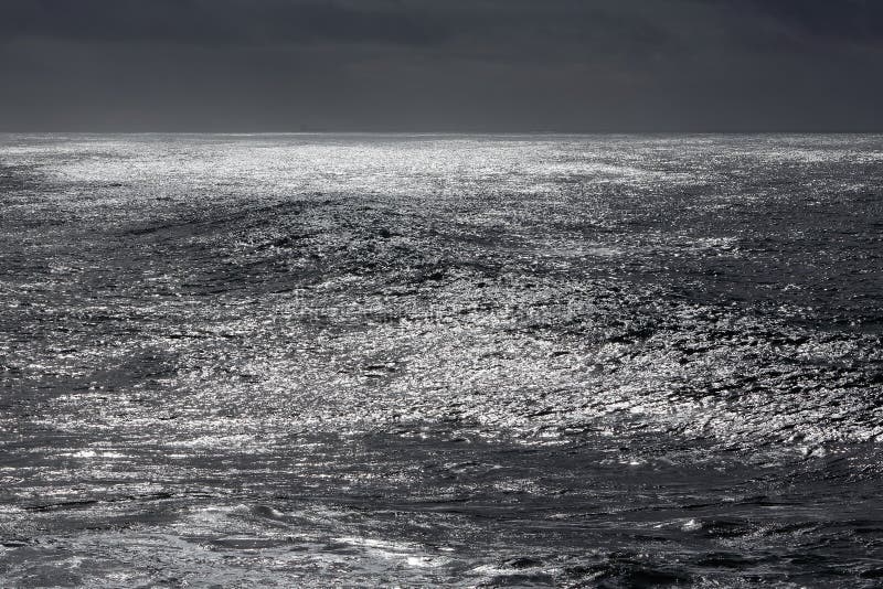 Welle In Einem Glitzernden Meer Stockbild - Bild von leuchte, funkeln ...