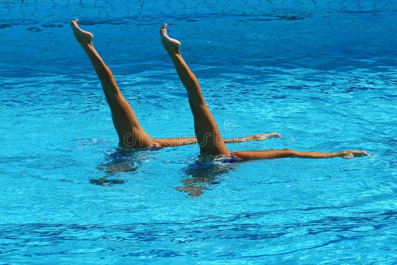 Duo De Natation Synchronisée Pendant La Concurrence Photo stock éditorial - Image du centre ...