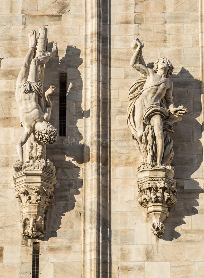 Duomo de Milan, statues photo stock. Image du catholique - 29170640