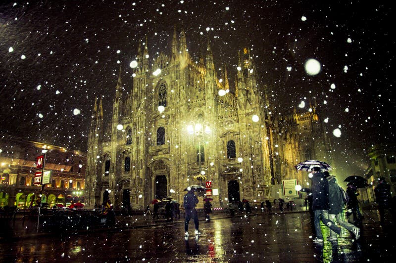 Duomo Di Milano Con La Neve Fotografia Stock Editoriale - Immagine di ...
