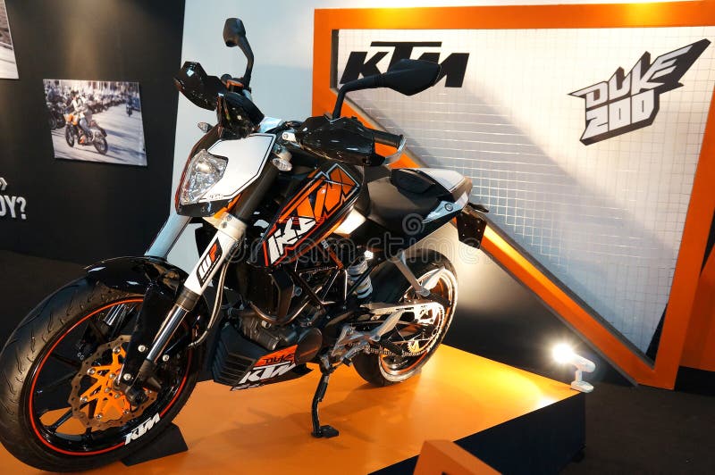 Duque de KTM 200 foto de archivo editorial. Imagen de velocidad - 37409958