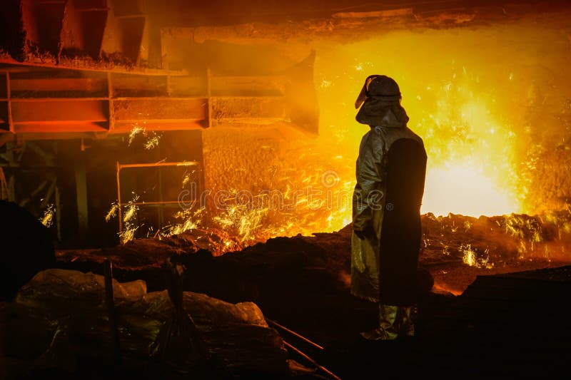Dur Labeur Dans La Fonderie Image stock - Image du édition, lourd: 89542661