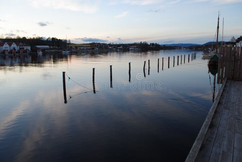 Durch den Fluss stockbild. Bild von sonnenuntergang, leuchte - 39439527