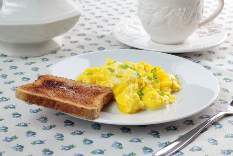Durcheinandergemischte Eier, Tasse Kaffee Und Toast Stockfoto - Bild ...