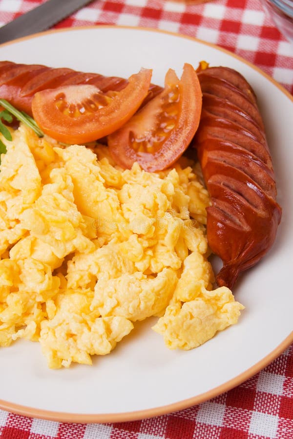 Durcheinandergemischtes Ei Mit Wurst Stockfoto - Bild von ...
