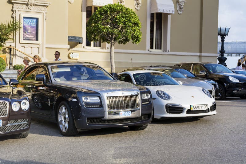 Dure En Aangepaste Luxe En Raceauto's Redactionele Stock Foto - Image ...