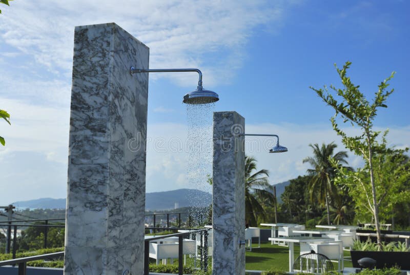 Dusche Im Freien Am Swimmingpool Und Dem Strand Stockbild - Bild von ...