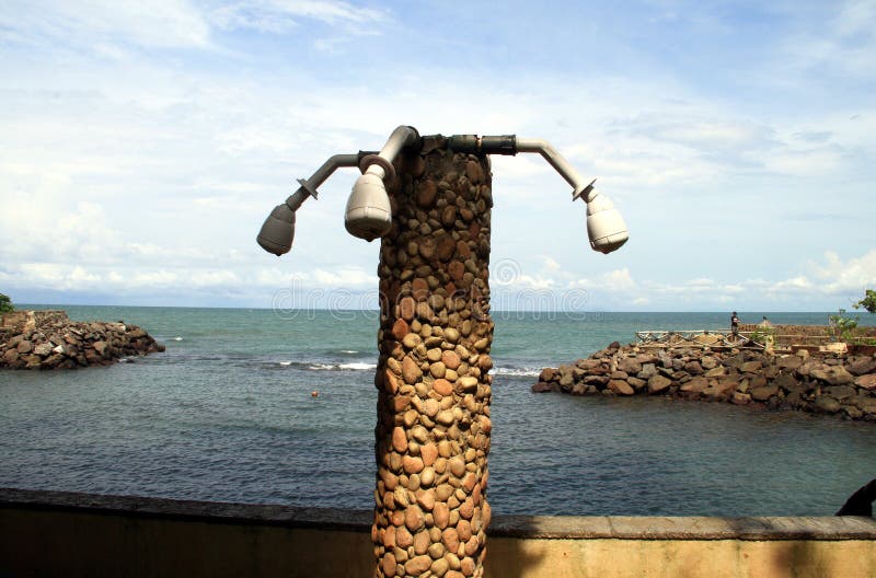 Dusche am Strand stockfoto. Bild von ferien, zapfen - 104333512