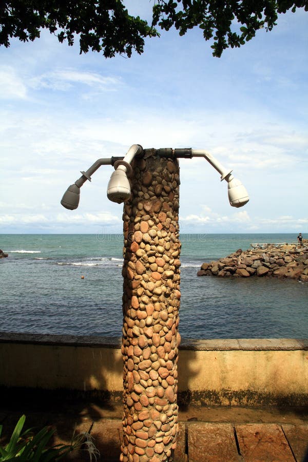 Dusche am Strand stockbild. Bild von tropisch, blau - 104333589