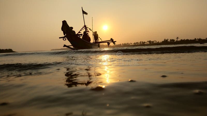 Dusk when the Sun Sets on the Edge of a Romantic Beach Lagoon while ...