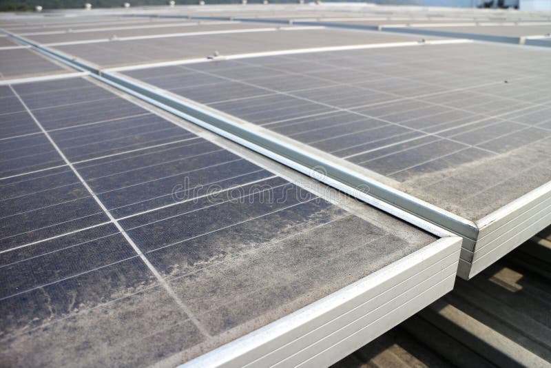 Painéis Solares Sujos E Empoeirados Com a Inscrição Limpe-me, Por Favor ...