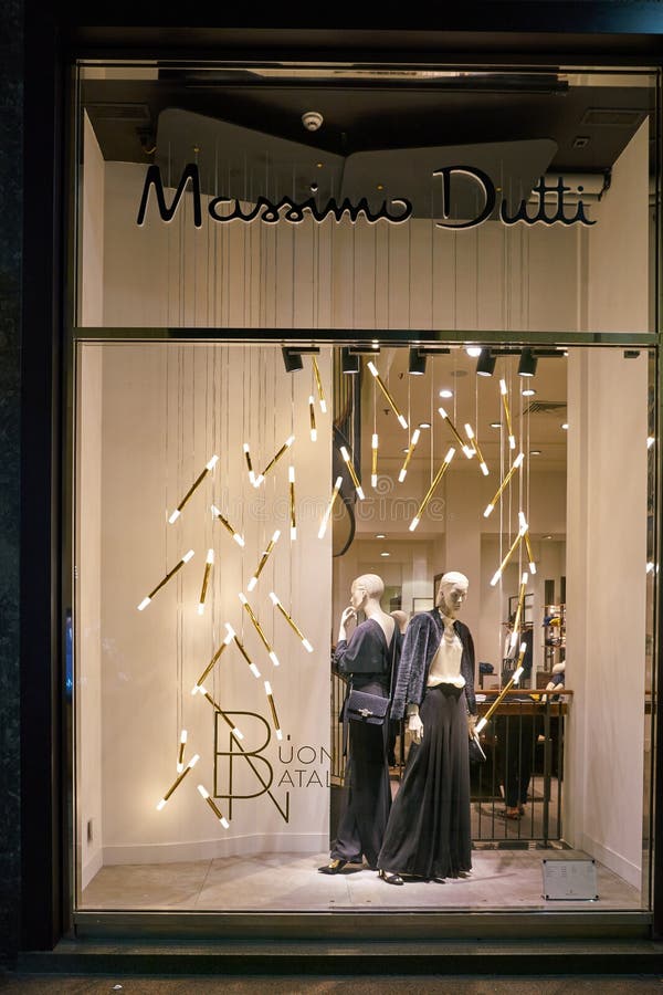 Usos De Moda Feminina Massimo Dutti Em Roma, Itália Imagem de Stock ...