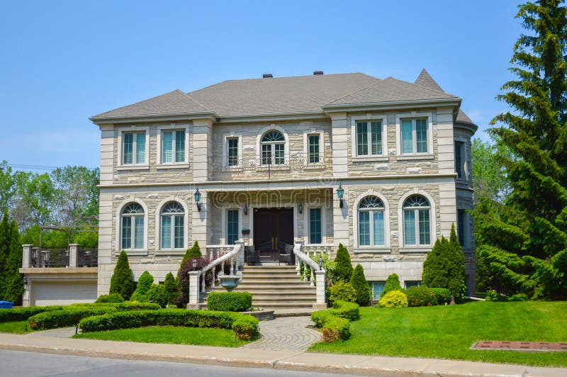 Duur modern groot wit huis stock afbeelding. Image of concreet - 94255709